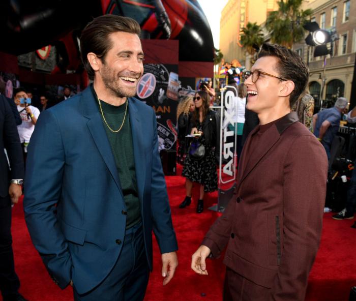 Questionable Fashion: Blame Jake Gyllenhaal For the $800 Gold Chain